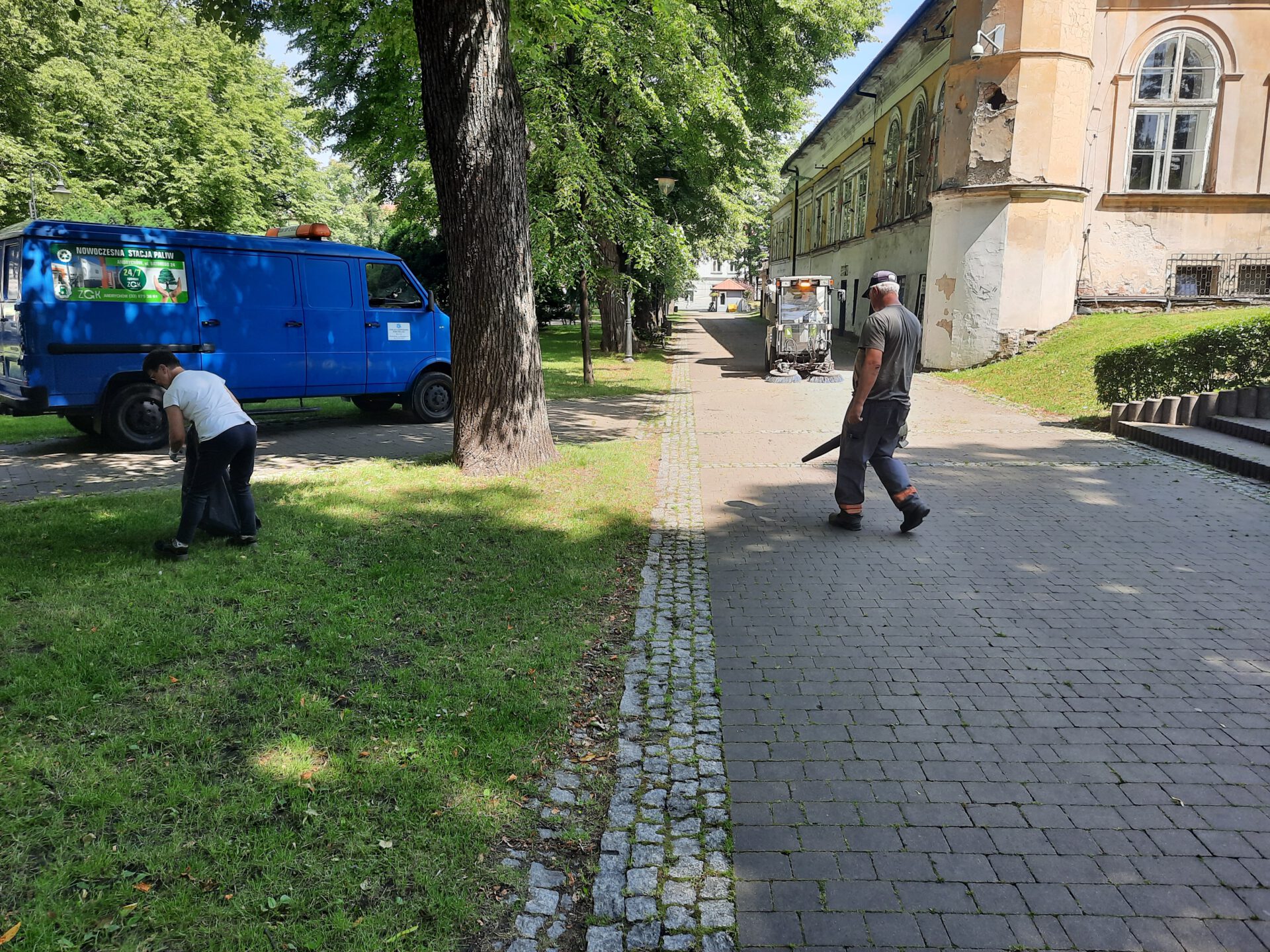 Andrychowskie planty: Przycinanie, oczyszczanie, zamiatanie... - Radio ...