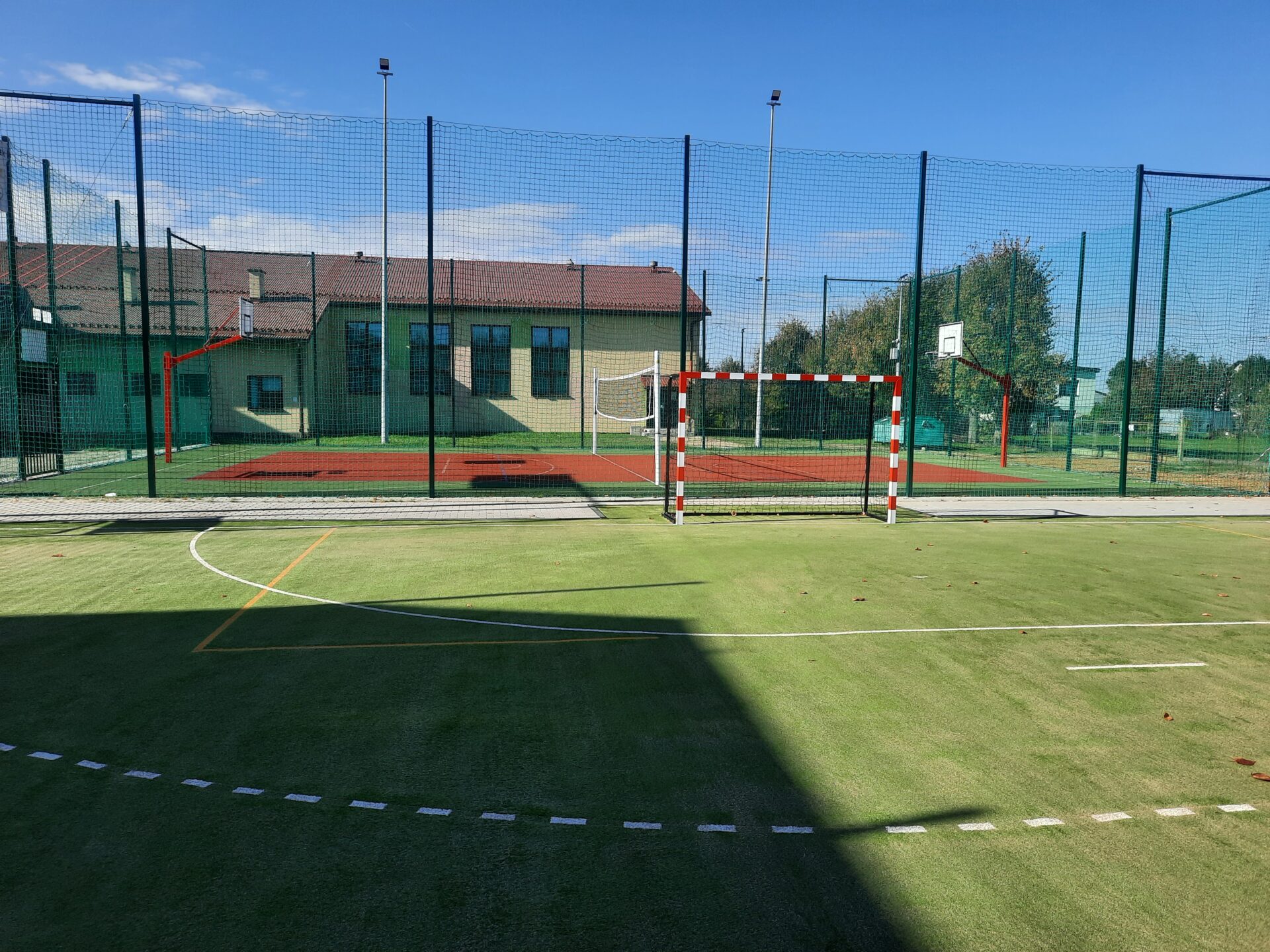 ZSS w Roczynach: Boiska gotowe, są dalsze plany... - Radio Andrychów