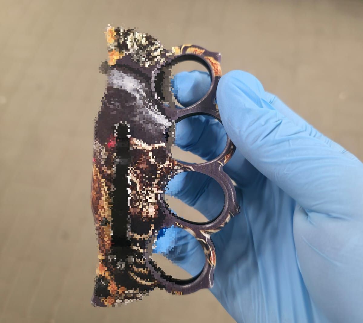 Nielegalnie posiadał kastet, którym zranił kolegę - Radio Andrychów